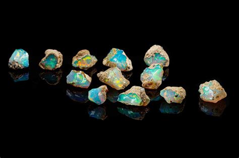 검은 배경에 매크로 미네랄 스톤 희귀하고 아름다운 오팔 개성 개념에 대한 스톡 사진 및 기타 이미지 개성 개념 검은색 결정체 Istock