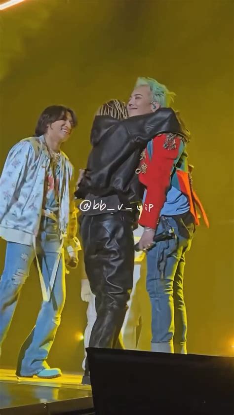 Sweeeeet 나도 모르게 엑스에서 포카 사진을 엄청 저장했네😂 손글씨 편지랑 뽀듕한 맨얼굴의 권지용 포카가 같이 있는 게 너무 마음이 흡족해서 보일 때마다 저장💌