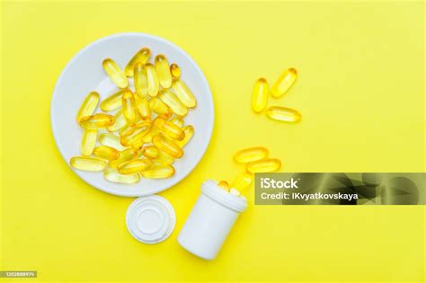 노란색 배경에 흰색 접시에 생선 기름 캡슐 상단보기 평평한 평신도 복사 공간 복용량에 대한 스톡 사진 및 기타 이미지 복용량 3 간 내부 기관 Istock