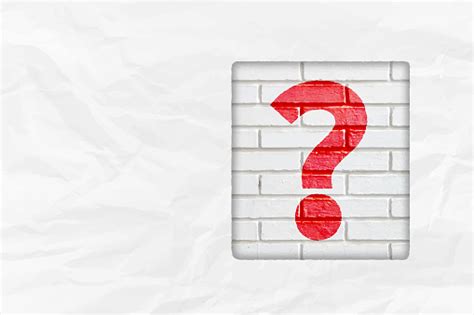 복사 공간이 있는 빈 질감의 흰색 구겨진 종이 배경 배경에 그려진 하나의 밝은 빨간색 물음표 구두점 기호 기호가 있는 벽돌 벽 패턴 레이블 또는 일반 스티커가 있는 수평
