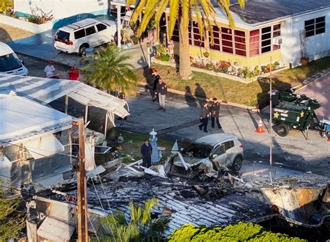 Plane Crashes Into Waterfront Mobile Home Park Killing Three News Us