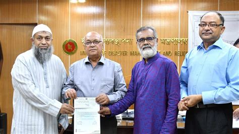 বন্যার্তদের জন্য ত্রাণ উপদেষ্টার ২ কোটি টাকার চেক গ্রহণ