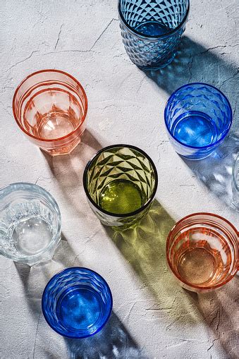 화려한 얼굴과 기하학적 음료 유리 빈 녹색 빨간색 파란색과 돌 콘크리트 배경에 음료를위한 투명 음료의 그룹 각도 보기 0명에 대한 스톡 사진 및 기타 이미지 Istock