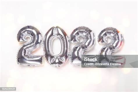 흰색 배경에 숫자 2022의 형태로 실버 풍선 새해 축하 새해 복 많은 2022 개념 보케 효과 12월 31일에 대한 스톡 사진 및 기타 이미지 Istock