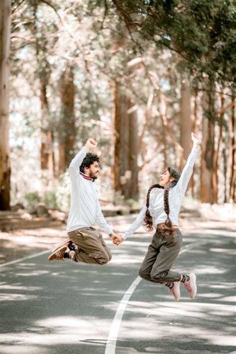 걱정 없는 공중 기쁨 나무 남자 낭만적인 낮 녹지 다이나믹한 단란함 도로 라이프스타일 레저 레크리에이션 모험 미소 짓는 숲 숲 산책 숲길