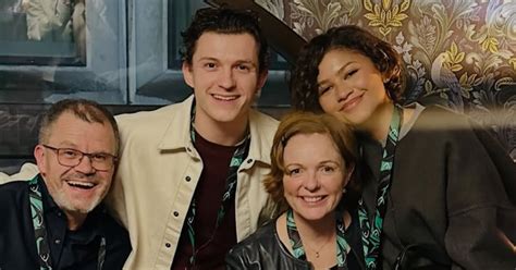 Zendaya Y Tom Holland Tienen Una Noche De Juegos Con Su Familia En