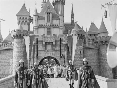 Penuh Tantangan Begini 9 Sejarah Walt Disney Membangun Disn