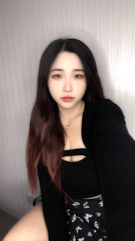 幫客人按完洗澡 結果他在浴室 邊洗邊唱歌 洗完出來還問我 怎樣？唱的好聽嗎？ 好聽是好聽 不過你洗了半小時 是有點久😆