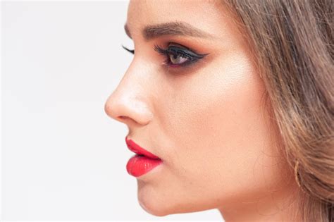 미용 메이크업 아름 다운 얼굴과 분홍색 입술을 가진 여자 매력적인 섹시 한 메이크업 부드러운 부드러운 피부와 통 통하게 살 찐 풀 핑크 입술 아름 다운 젊은 우아한 여성