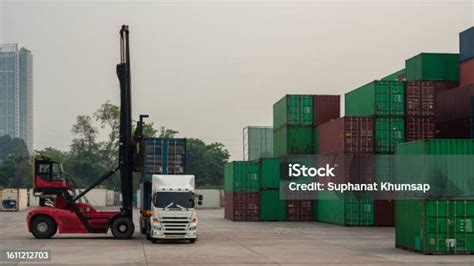 지게차 적재 컨테이너화물 트럭 지게차는 컨테이너 화물 야드 항구 적재 화물 탱크 물류 서비스 및 운송 개념에서 작동합니다 0명에 대한 스톡 사진 및 기타 이미지 Istock