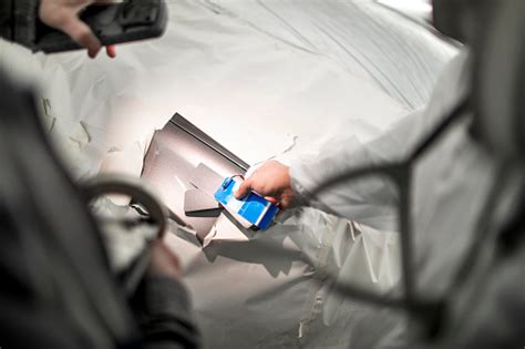 페인팅 부스에서 샘플 세트를 사용 하 여 자동차의 색상을 매칭 하는 기술자 손 스프레이 도장에 대한 스톡 사진 및 기타 이미지 스프레이 도장 옻칠한 검사 보기