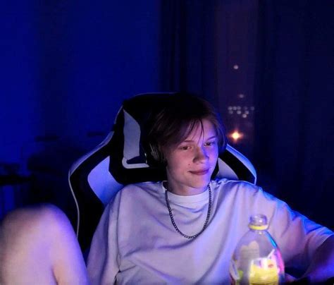 Пин от пользователя Ourchemicalromance на доске Idols Розовые напитки Парни блондины Фанатка