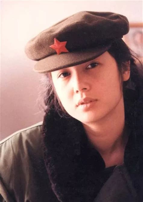 她19歲出道拿8個影后，卻為愛放棄事業，和愛滋病人同吃住15年，如今48歲美得知性迷人！ 壹讀