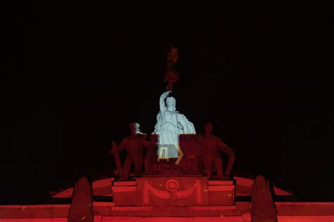 Величезні соняшники герб України та репродукції воєнних фотографій швейцарський художник