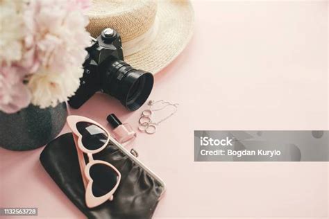 안녕하세요 여름 국제 여성의 날입니다 세련 된 사진 카메라 선글라스 보석 밀 짚 모자 화장품 가방 분홍색과 흰색 모란 꽃다발 텍스트 공간을 가진 분홍색 종이 블로깅에 대한