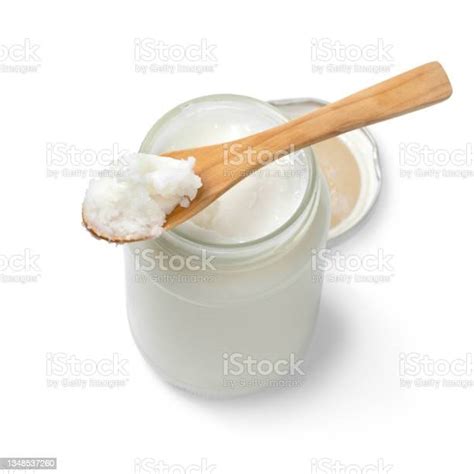 흰색 배경에 코코넛 오일이 있는 단일 유리 항아리와 나무 숟가락 코코넛 오일에 대한 스톡 사진 및 기타 이미지 코코넛 오일 컷아웃 숟가락 Istock