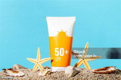 해변 모래가 있는 파란색 배경에 주황색 튜브에 자외선 차단제를 바르고 공간을 복사합니다 여름 해변 휴가 개념 Spf 자외선 차단 화장품 0명에 대한 스톡 사진 및 기타