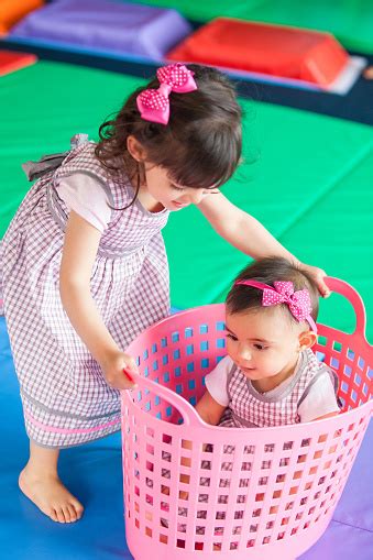 여동생과 놀고 있는 아름다운 10개월 아기 소녀 유아와 어린이를 위한 조기 자극 개념 2 3 살에 대한 스톡 사진 및 기타 이미지 2 3 살 2명 6 11 개월