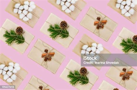 크래프트 페이퍼 래핑에 친환경 메리 크리스마스 선물 제로 폐기물 재사용 개념 자연 장식 과 지속 가능한 라이프 스타일 없음 사람 원활한 패턴 0명에 대한 스톡 사진 및 기타