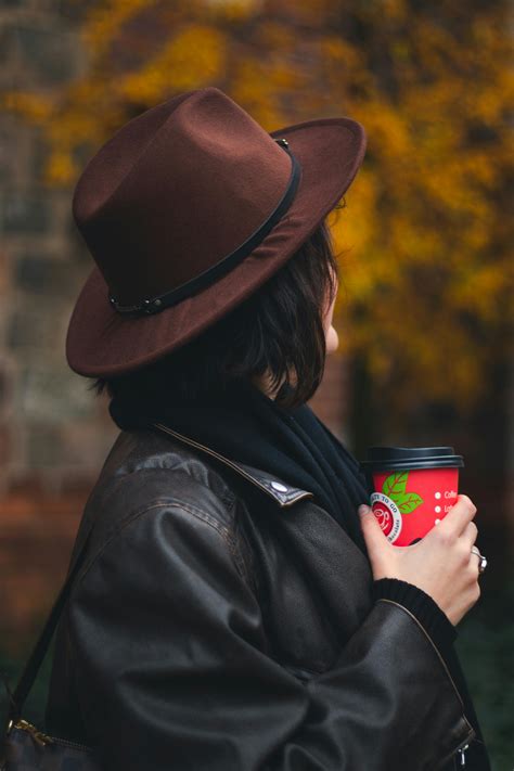 가을 계단에서 커피를 즐기는 여성 · 무료 스톡 사진