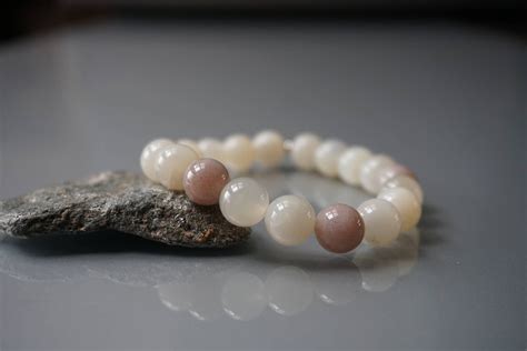 Гривна от лунен камък в цвят слонова кост