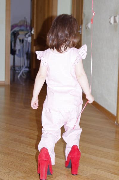 Скачать прикольные и красивые картинки Малышки в маминых туфлях на
