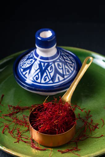 식품 성분 향신료 개념 사프란 크로커스 향신료 복사 공간이있는 검은 배경에 구리 컵에 검정색 배경에 대한 스톡 사진 및 기타 이미지 검정색 배경 사프란 건강한 식생활