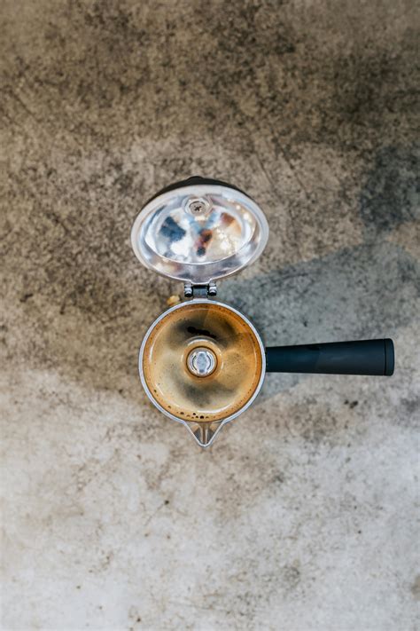 가전제품 가정 양조주 가정 용품 거리 카페 검은 손잡이 구식의 금속 냄비 나무 식탁 커피 다방 돌 표면 따뜻한 음료 라떼 라떼 아트 러스틱 맥북