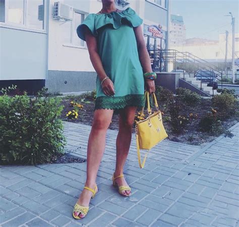 Плаття спущені плічка з рюшами — ціна 162 грн у каталозі Короткі сукні Купити жіночі речі за