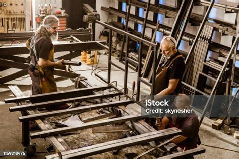 작업장에서 강철 로 지어진 구조작업을 하는 동안 수동 작업자가 협력합니다 강철에 대한 스톡 사진 및 기타 이미지 강철 건설 산업 건축물 Istock