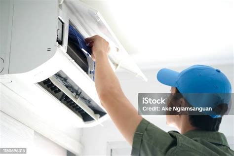 방에서 남성 수리 에어컨 그는 공기 기술자 정비사 엔지니어입니다 유지 보수 에어컨 나 자신 공기조화에 대한 스톡 사진 및 기타 이미지 Istock