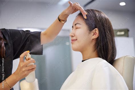 기초화장을 위해 손님의 얼굴에 미스트를 뿌리고 있는 메이크업아티스트의 손 클로즈업 ภาพถ่ายสต็อก Adobe Stock