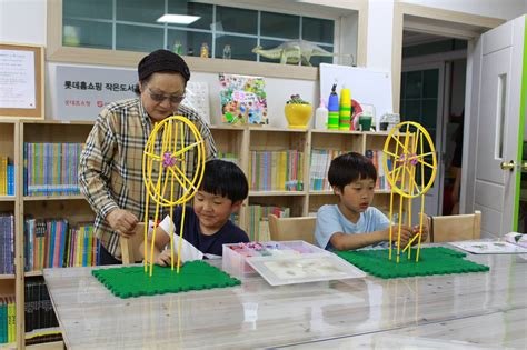 해바라기지역아동센터 제주 창의교육 프로그램 중 버그박사 물레방아 만들기를 하고 있는 모습입니다