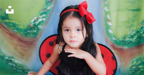 무당 벌레 의상을 입은 어린 소녀 사진 Unsplash의 무료 초상 이미지