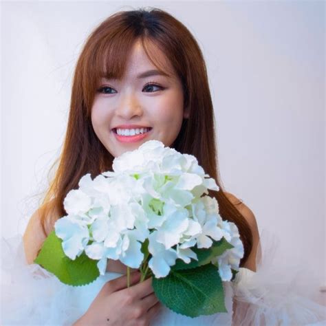 今天的長途航班上遇上一名小女孩 全程跟爸爸一起坐 由於樣子長得很標誌 有點像混血兒令我想像他的媽媽可能是外國人 13小時航班算她一直很乖 直到