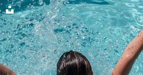 물에 흰 셔츠를 입은 여자 사진 Unsplash의 무료 사람의 이미지