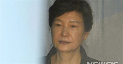 박근혜 공천개입 첫 정식재판 불출석 19일로 연기