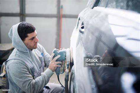 그라인더 기계를 사용하여 차량 본체 작업을하고 자동차 수리공 수리에 대한 스톡 사진 및 기타 이미지 수리 충돌 사고