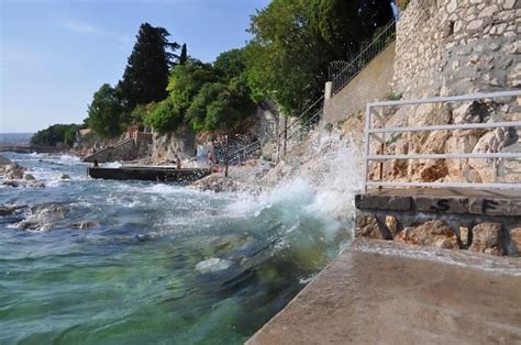 초여름에 크로아티아 해변에서 파도가 튀는 소리 리예카 해변 페신 해안의 화산 암석으로 튀는 파도 해변에 대한 스톡 사진 및 기타 이미지 Istock