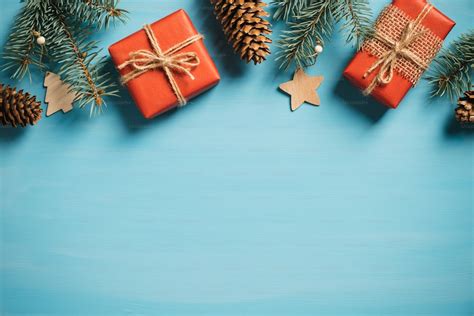 메리 크리스마스와 새해 복 많이 받으세요 엽서 템플릿입니다 빈티지 스타일의 플랫 레이 구성에는 빨간색 선물 상자 소나무 가지와 원뿔 나무 크리스마스 장식이 있습니다