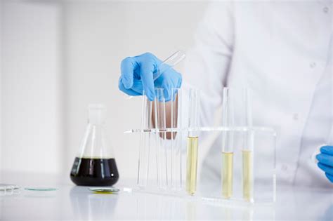 마리화나 공장에서 추출한 Cbd 오일을 사용 하는 실험실에서 여성 과학자의 근접 촬영 그녀는 다른 하나의 튜브에서 Cbd 오일을 찢 어 있다 의료 대마초에서 의료 약국