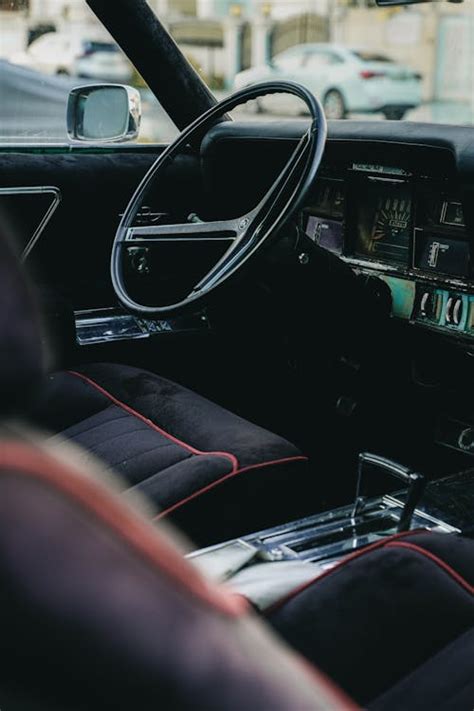 가죽 인테리어 가죽 좌석 검은 가죽 고급 승용차 고급스러운 인테리어 고전적인 디자인 고전적인 인테리어 고전적인 자동차 골동품 자동차 기어 변속 낡은 차량