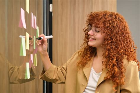 브레인스토밍 세션 중 스티커 메모에 글을 쓰는 젊은 사업가 20 24세에 대한 스톡 사진 및 기타 이미지 20 24세 20 29세 결심 Istock