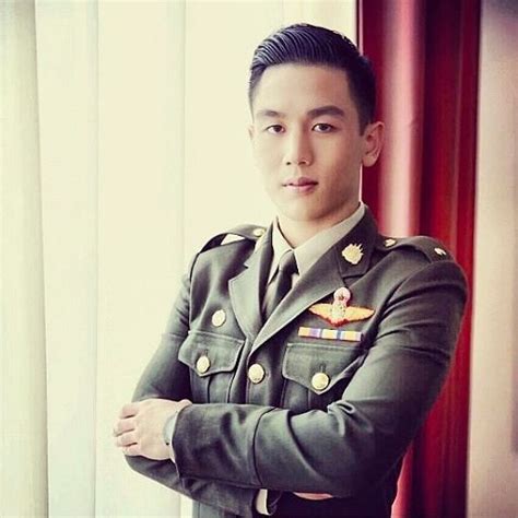 หนุ่มหล่อในเครื่องแบบ 3