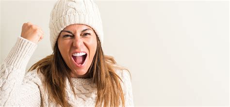 모직 겨울 모자를 착용 해 중간 나이 여자 화가 좌절 분노 미친 제기 손으로 소리를 외치는 분노 개념 갈색 머리에 대한 스톡 사진 및 기타 이미지 Istock