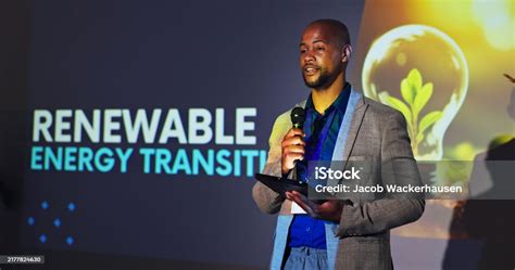 세미나에서 마이크 태블릿 및 재생 가능 에너지에 대한 아이디어를 가진 무대 발표자 및 흑인 남성 기후 변화 자원 및 지속 가능한 글로벌 전력 솔루션에 대한 컨퍼런스를 위한