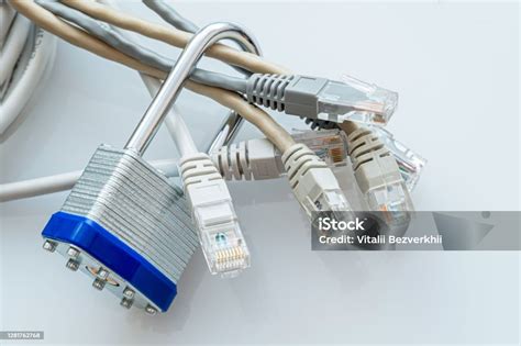 흰색 배경에 금속 자물쇠로 차단 된 네트워크 와이어 의 번들 0명에 대한 스톡 사진 및 기타 이미지 0명 가리기 개념 Istock