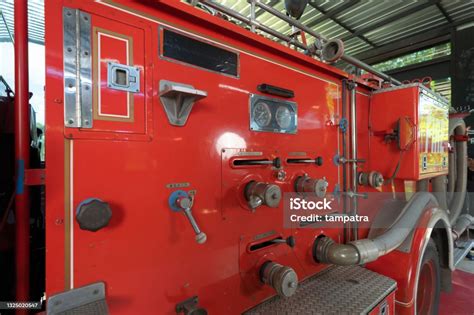 소방차 기계 엔진 부품 역의 비상 사고 구조 및 보안 장비를 닫습니다 구급차 서비스 소방차에 대한 스톡 사진 및 기타 이미지 소방차 순서 관 튜브 Istock