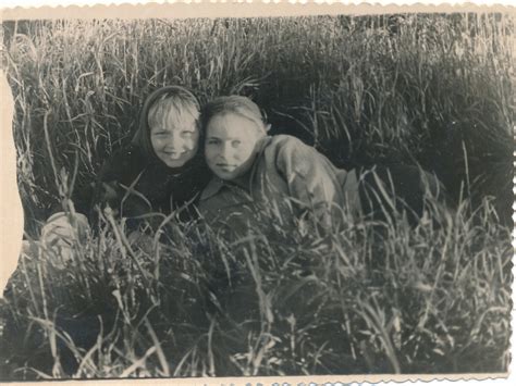 Фото Девочки в траве июль 1962 г Тобольск Савинский затон дер
