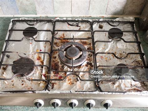 A 학생사고는 전체 디스플레이의 A 더러운 가스 금속 톱 홉 여러 접시와 다이얼에서 해제는 불결 하 고 더러운 부엌 사용 요리 음식 및 식사 준비 0명에 대한 스톡 사진 및